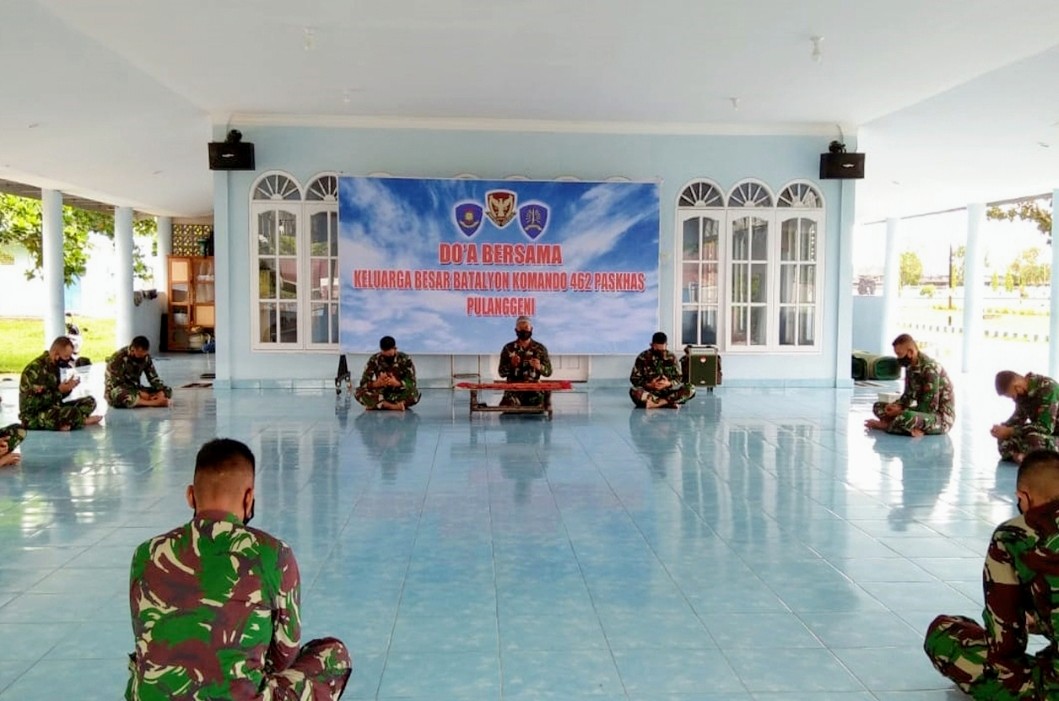 Lambangja Dan Cegah Covid-19 Yonko 462 Paskhas Gelar Doa Bersama.